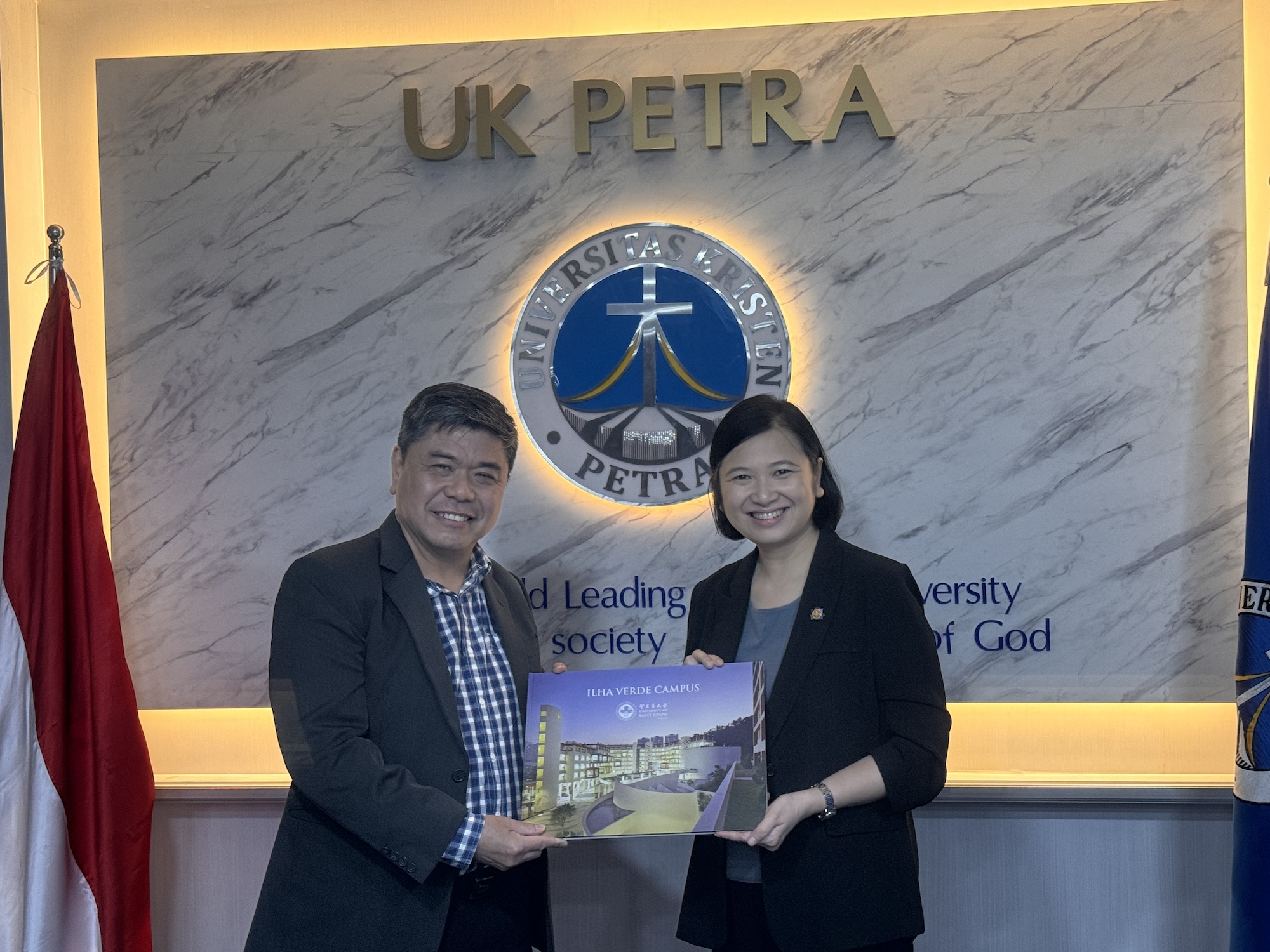 Vice-Rector for Student Life Dr Teresa Loong visits Petra Christian University in Surabaya ...